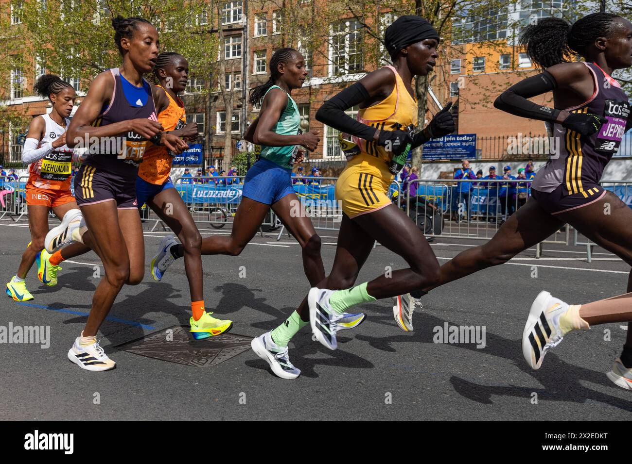 London, UK. 21st April, 2024. Elite women runners, including the ...