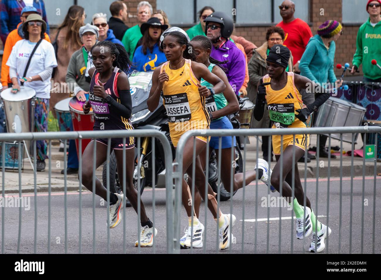 London, UK. 21st April, 2024. Elite women runners, including the ...