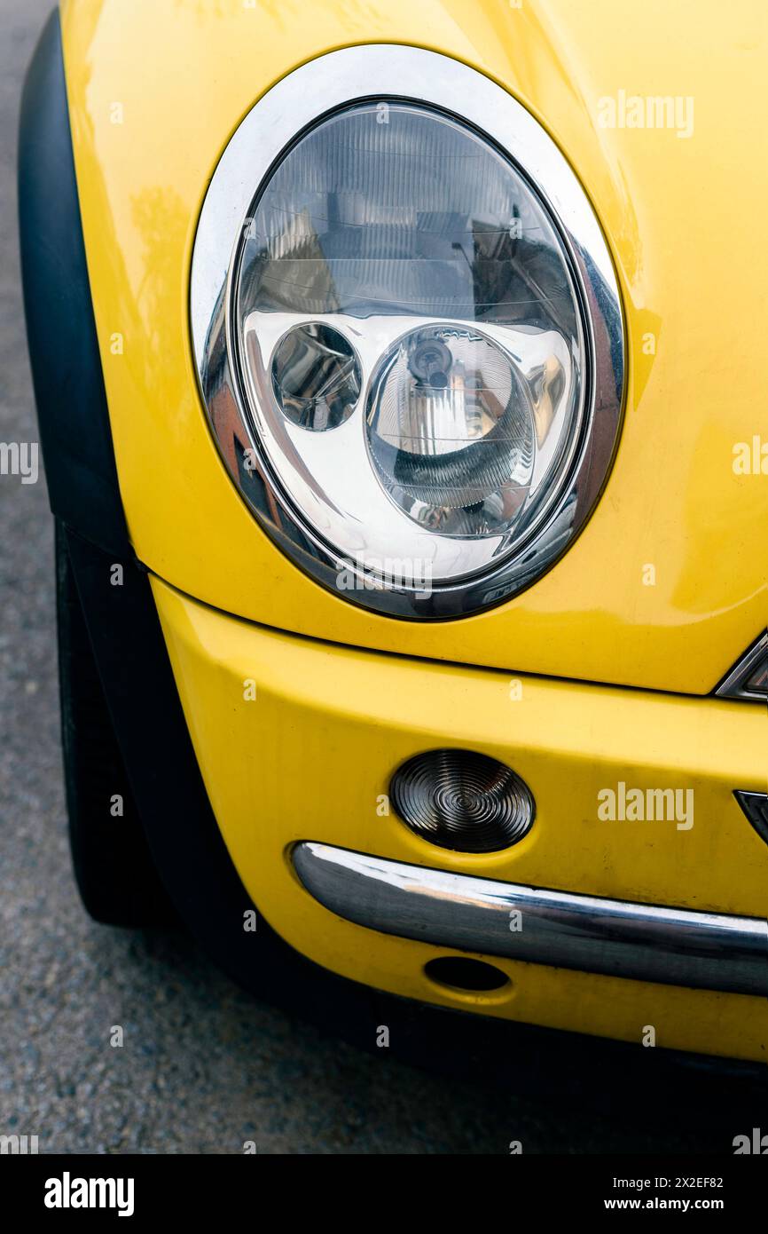 Retro style yellow car headlightVehicle headlight detail vintage, retro ...