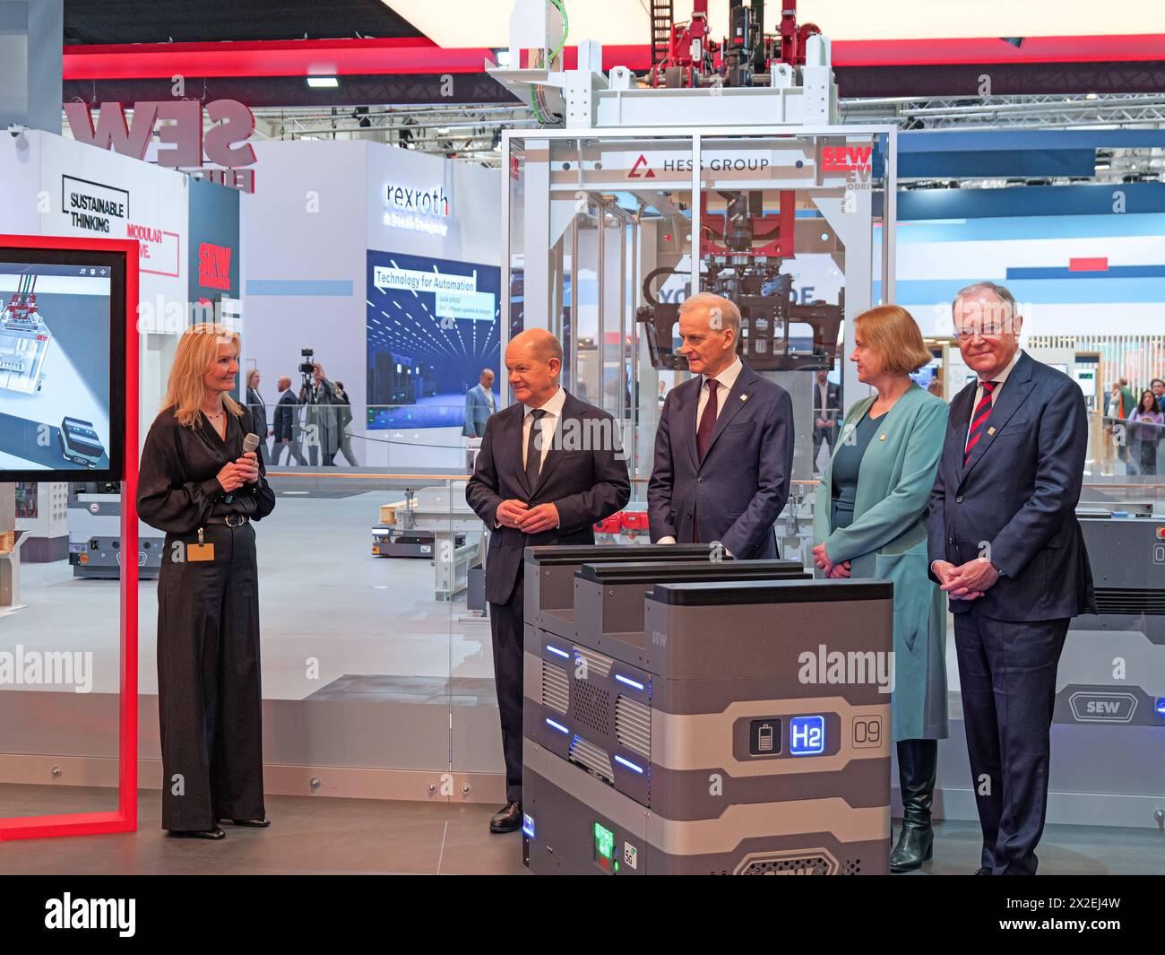 Eröffnungsrundgang Messe Hannover 2024 Bundeskanzler Olaf Scholz, Ministerpräsident Stephan Weil ...