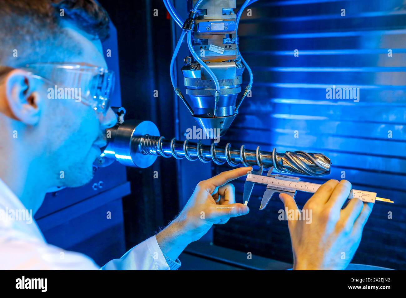 Hybrid laser machine tool for additive manufacturing. Researcher ...