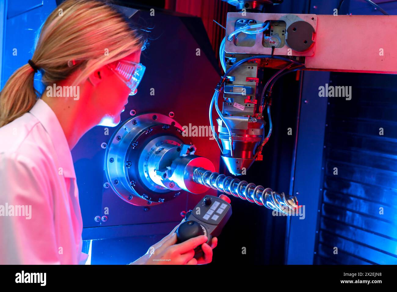 Hybrid laser machine tool for additive manufacturing. Researcher ...