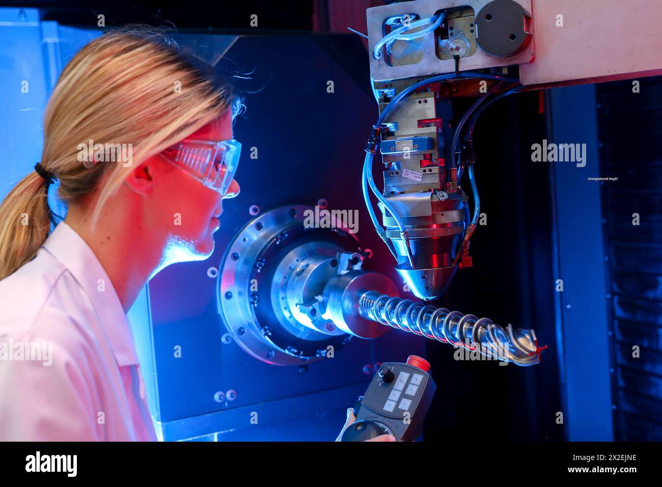 Hybrid laser machine tool for additive manufacturing. Researcher ...