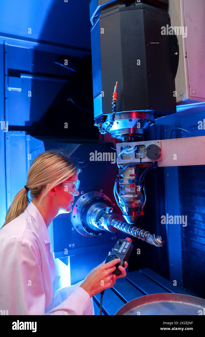 Hybrid laser machine tool for additive manufacturing. Researcher ...