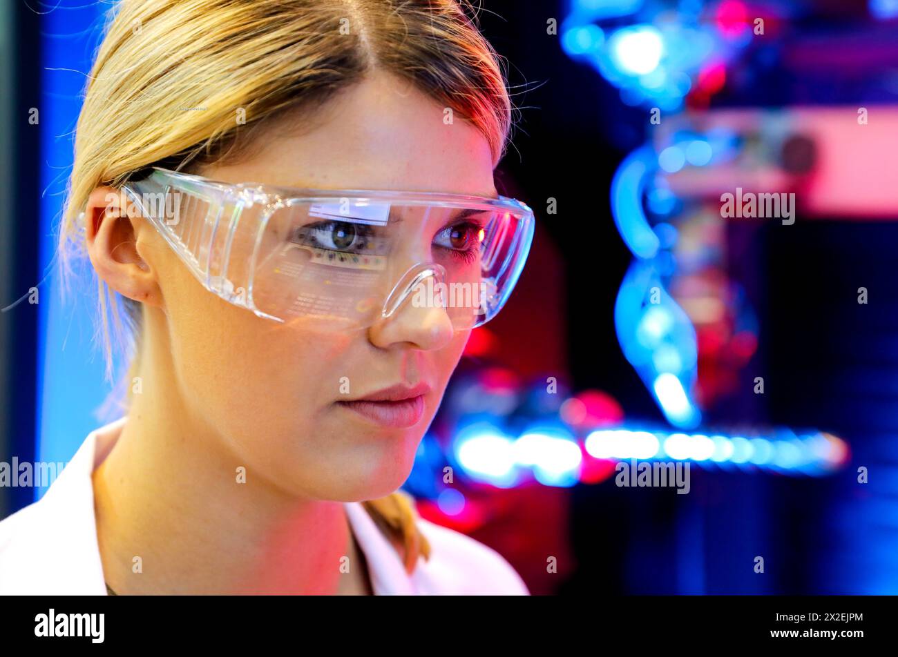 Hybrid laser machine tool for additive manufacturing. Researcher ...