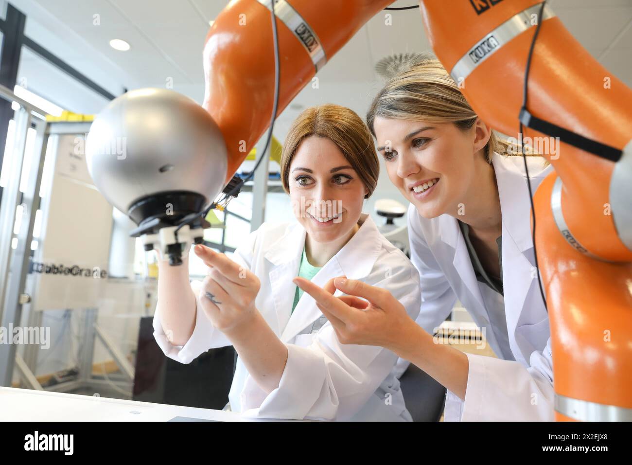 Collaborative robot for industrial assembly, LWR robot, using haptic ...