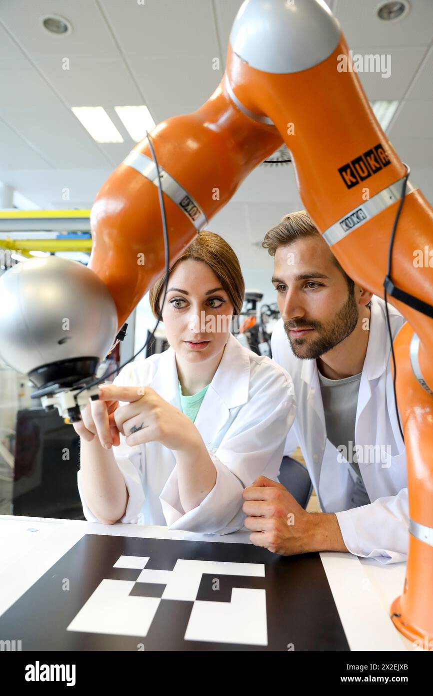 Collaborative robot for industrial assembly, LWR robot, using haptic ...