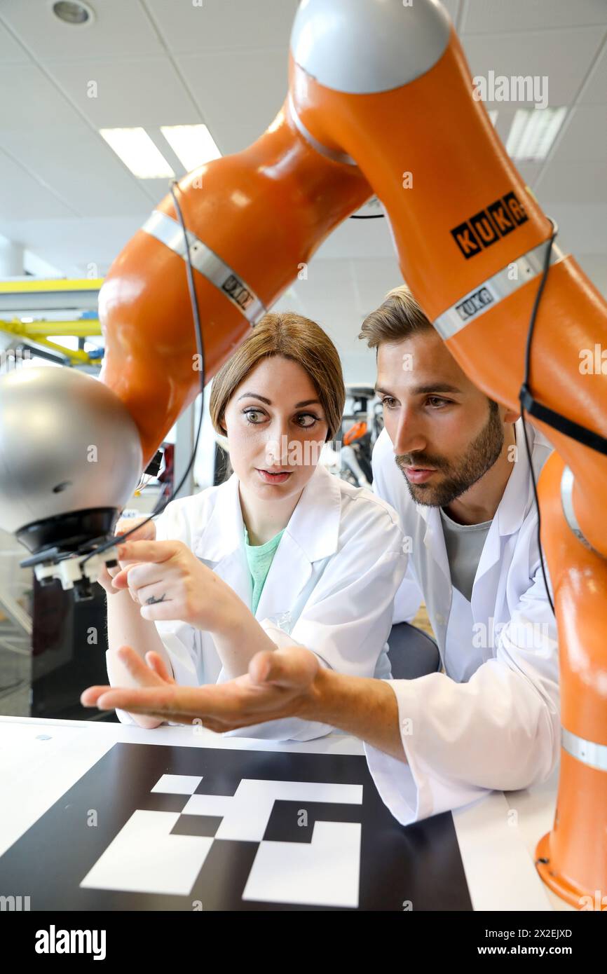 Collaborative robot for industrial assembly, LWR robot, using haptic ...