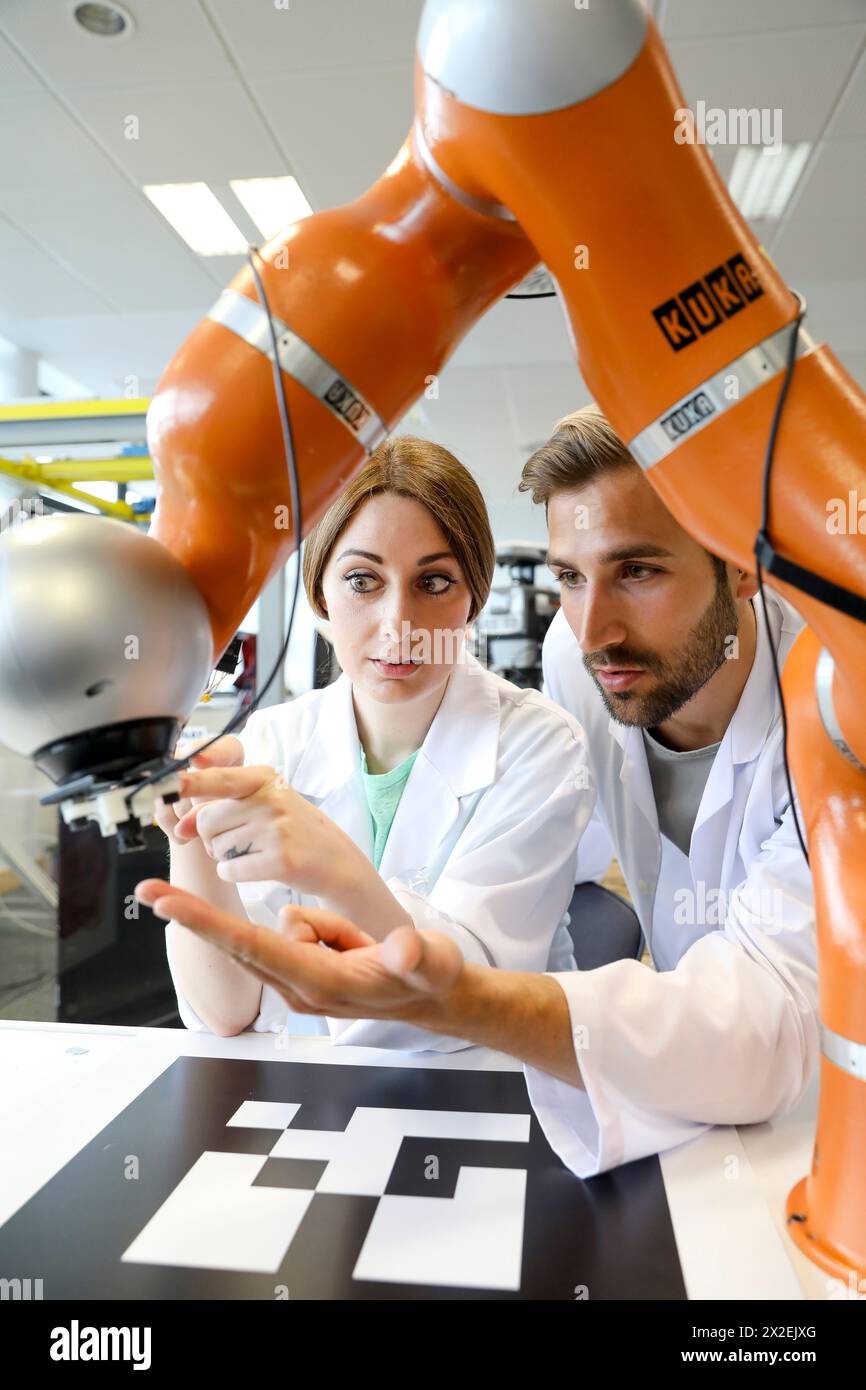 Collaborative robot for industrial assembly, LWR robot, using haptic ...