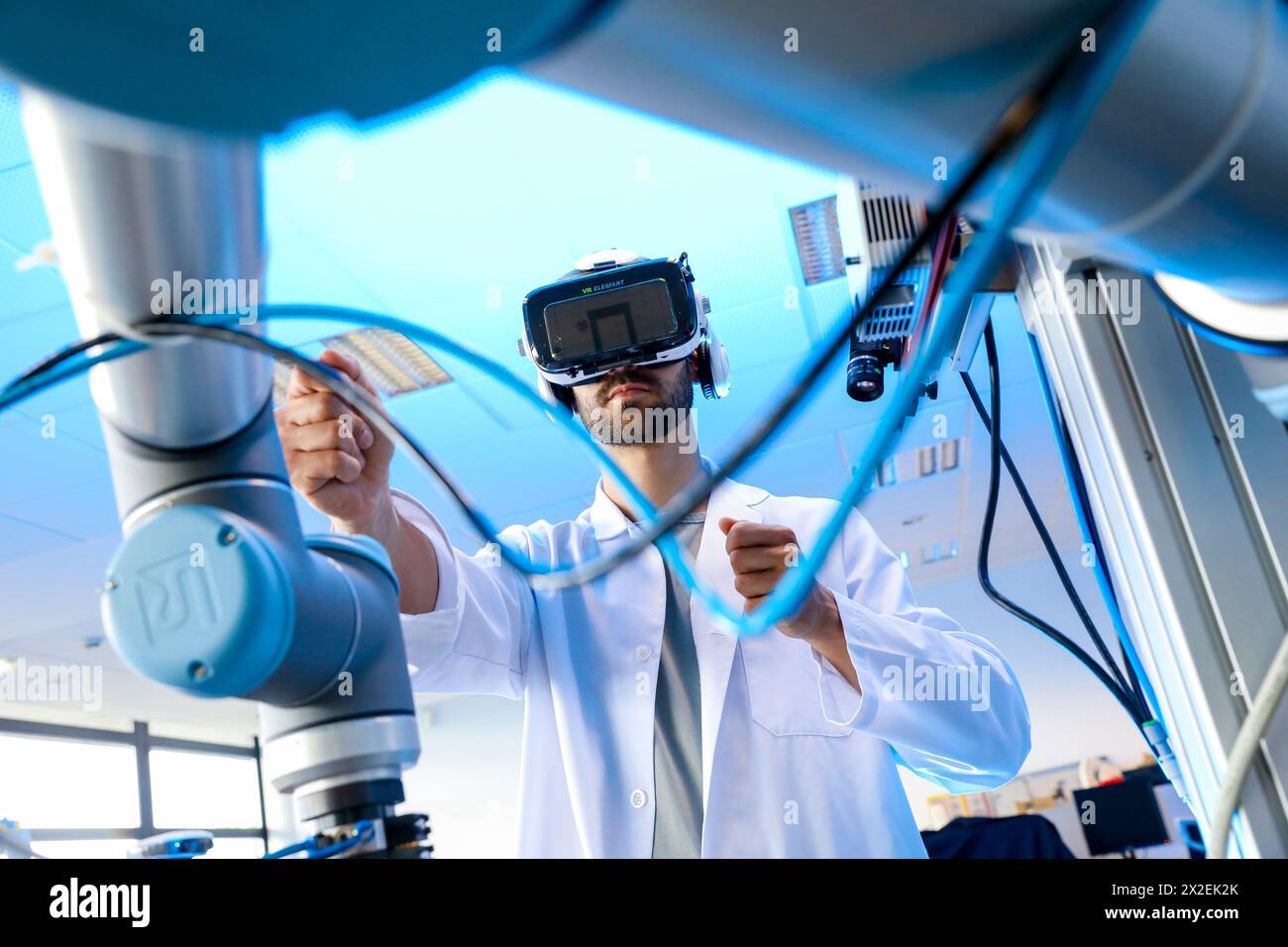 Robotic arm with artificial vision, Researcher with virtual reality ...