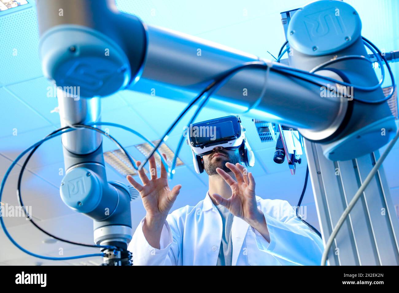 Robotic arm with artificial vision, Researcher with virtual reality ...