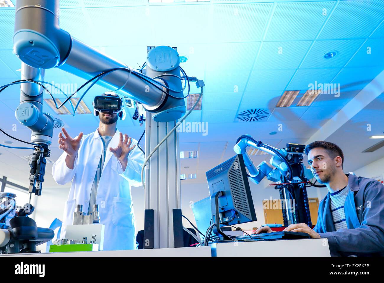 Robotic arm with artificial vision, Researcher with virtual reality ...