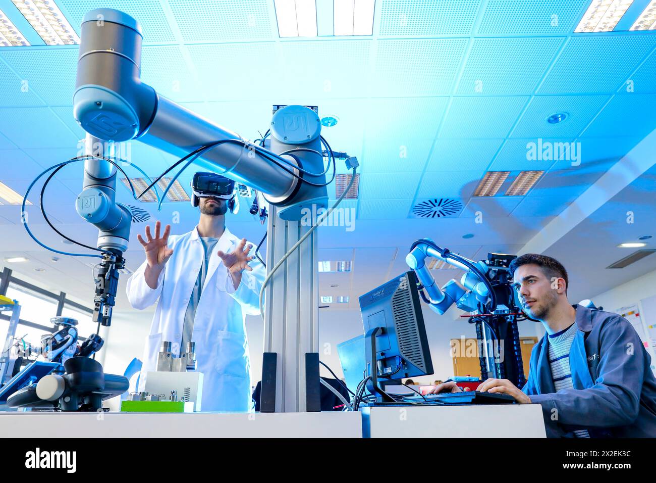 Robotic arm with artificial vision, Researcher with virtual reality ...