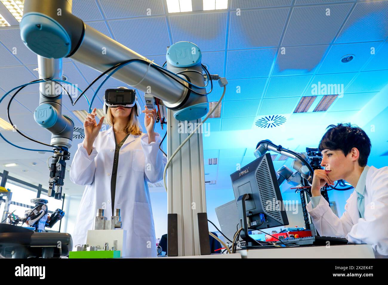 Robotic arm with artificial vision, Researcher with virtual reality ...