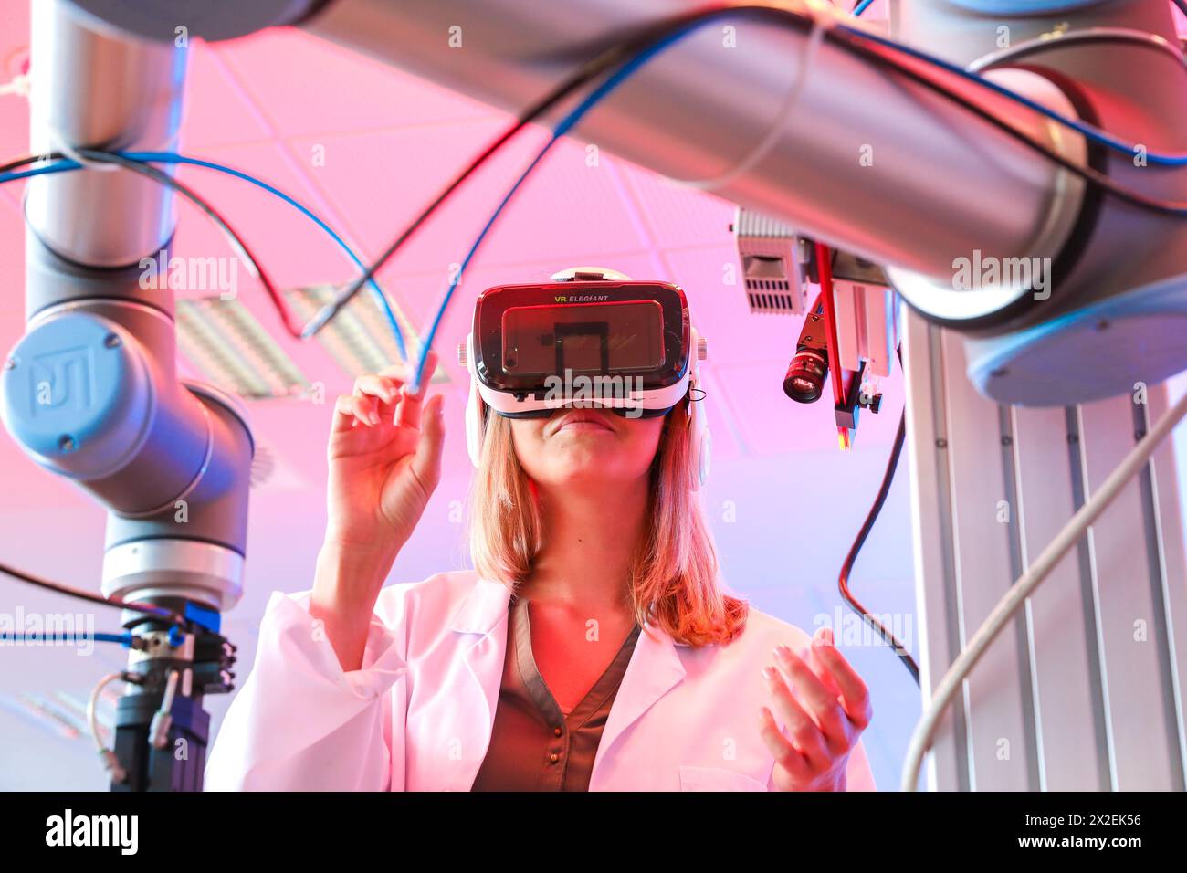 Robotic arm with artificial vision, Researcher with virtual reality ...