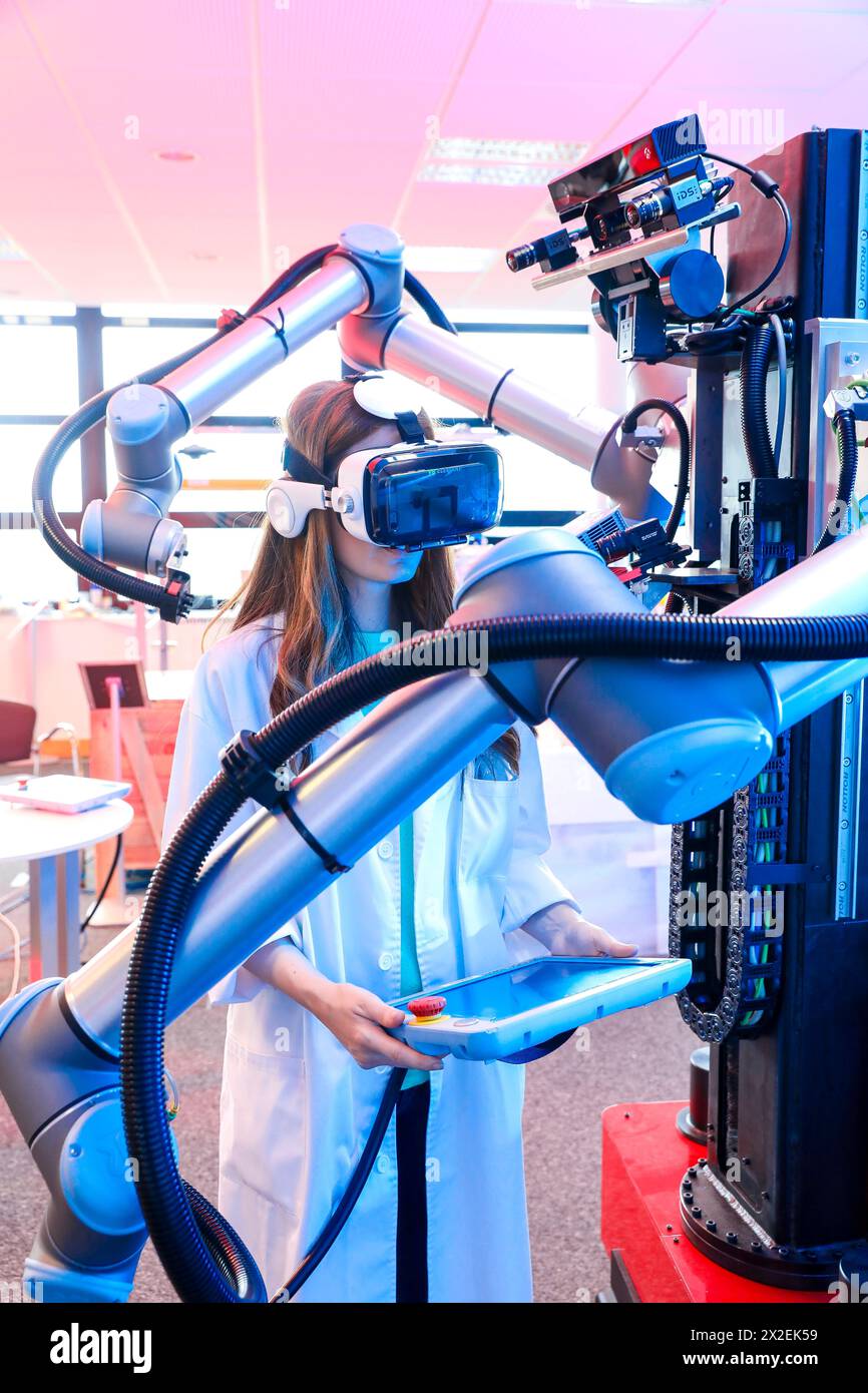 Robotic arm with artificial vision, Researcher with virtual reality ...