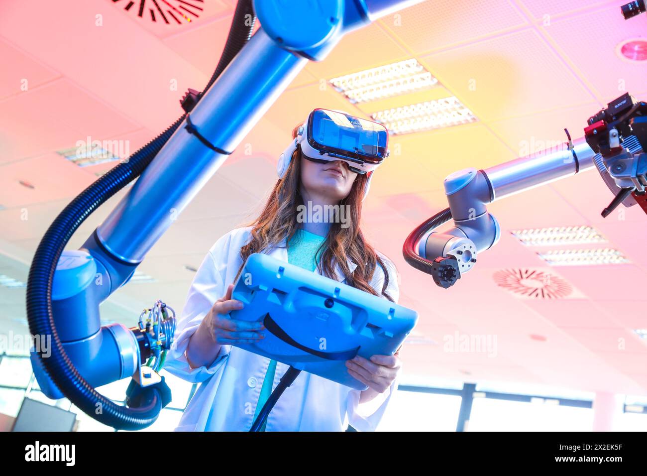 Robotic arm with artificial vision, Researcher with virtual reality ...