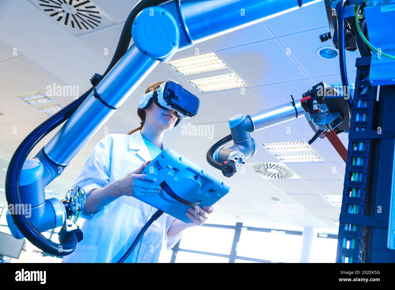 Robotic arm with artificial vision, Researcher with virtual reality ...