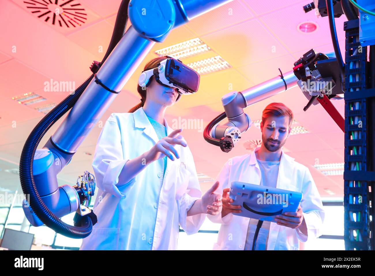 Robotic arm with artificial vision, Researcher with virtual reality ...