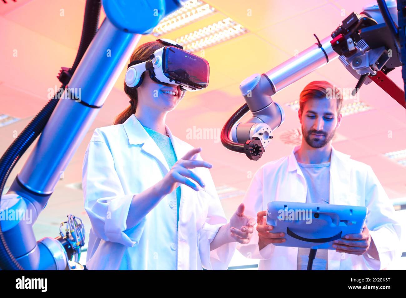 Robotic arm with artificial vision, Researcher with virtual reality ...