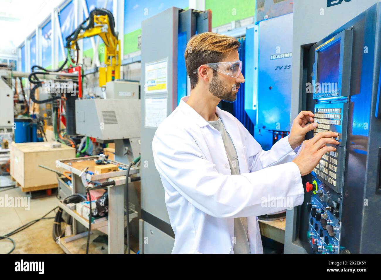 Machine tool for 5-axis milling, Researcher in machining center ...