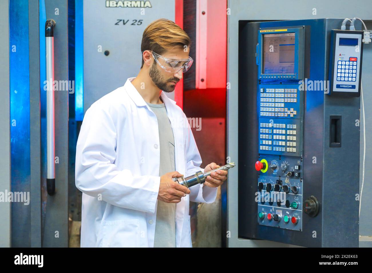 Machine tool for 5-axis milling, Researcher in machining center ...