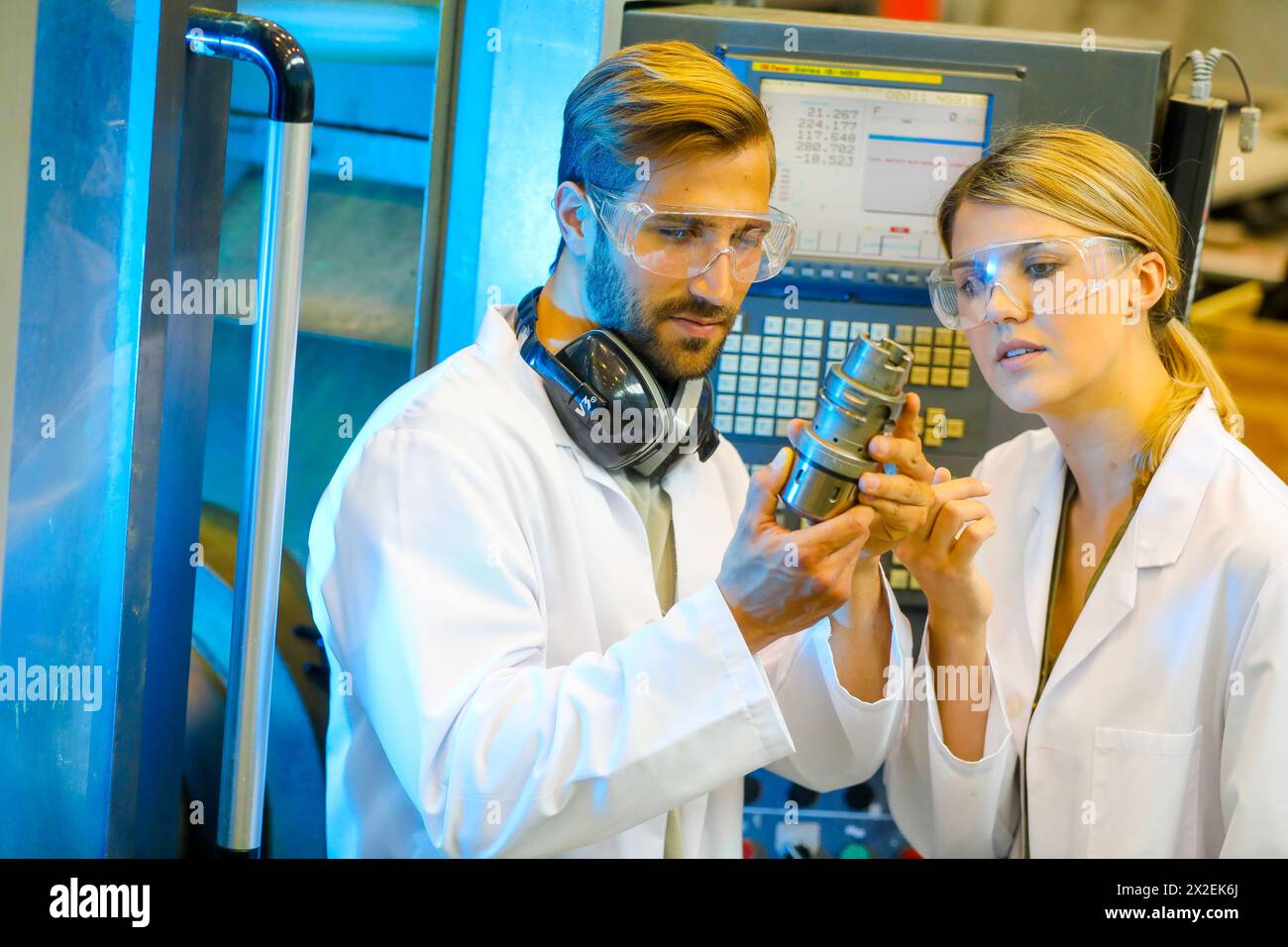 Machine tool for 5-axis milling, Researchers in machining center ...