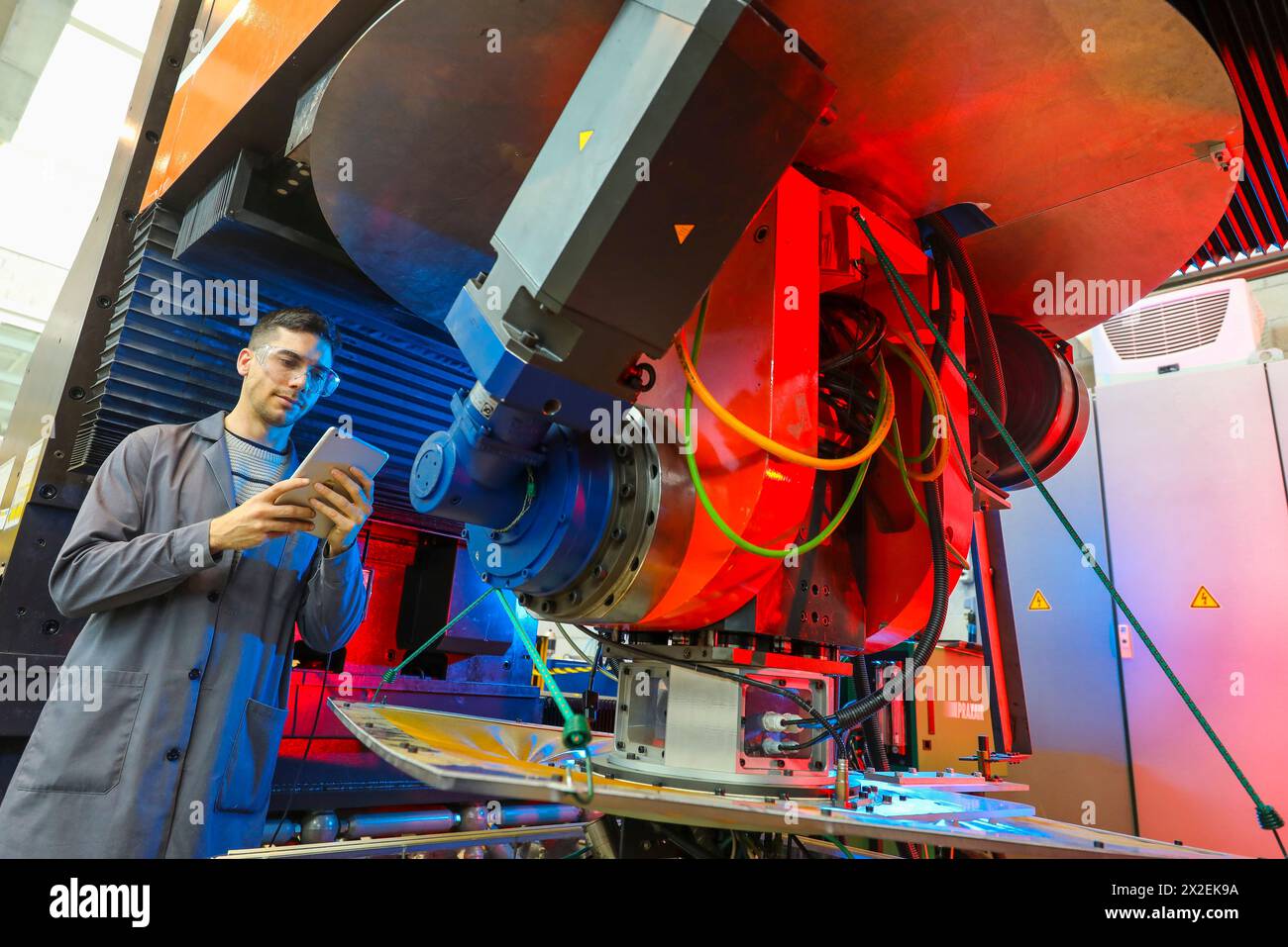 Machine tool with additive manufacturing head using 5-axis plasma for ...