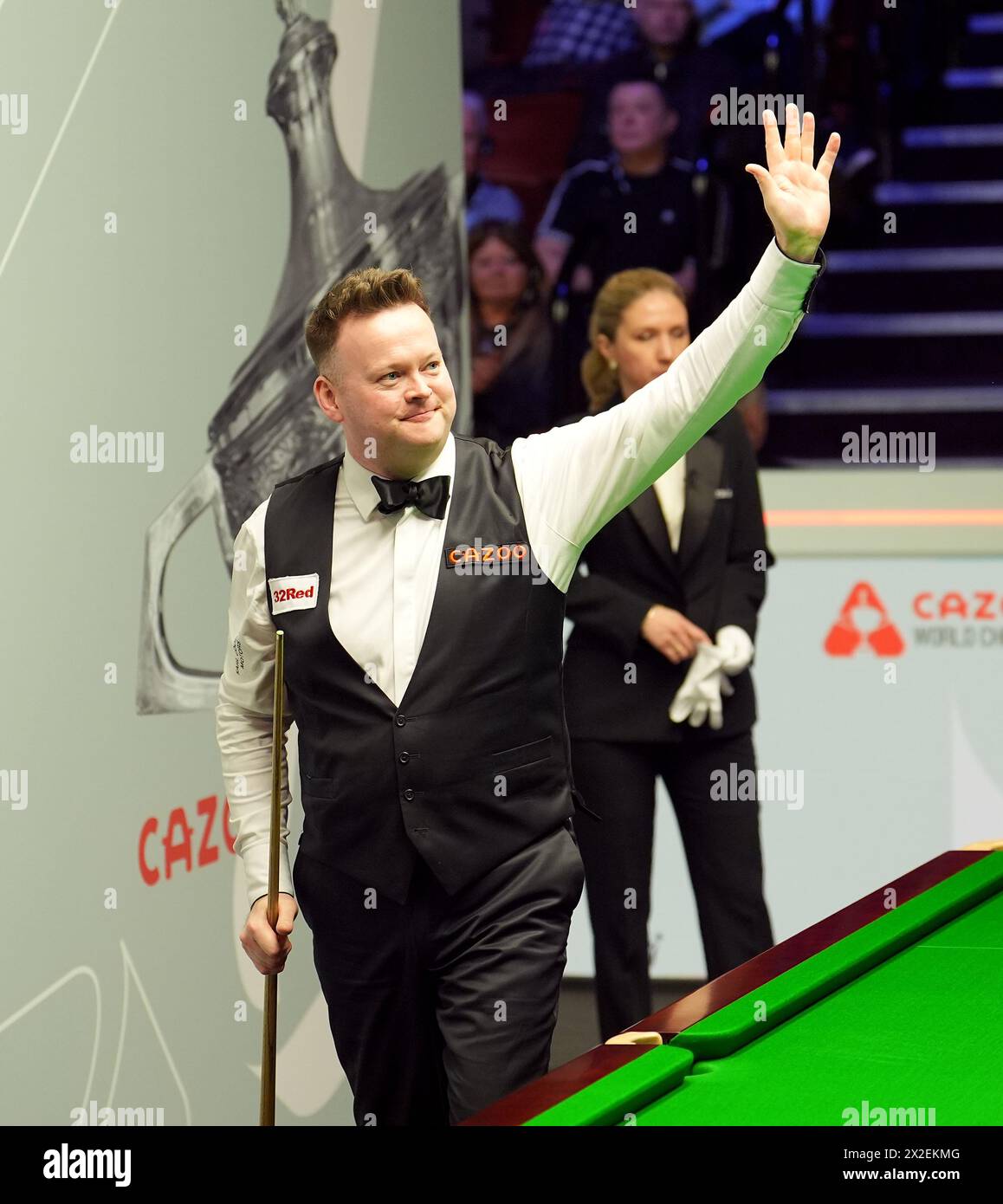 Shaun Murphy acknowledges the crowd after winning his first round match ...
