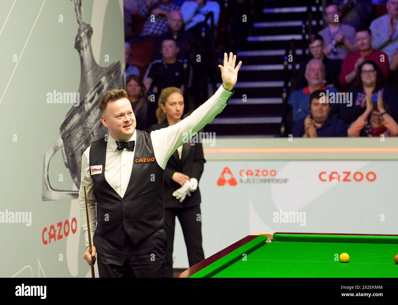 Shaun Murphy acknowledges the crowd after winning his first round match ...