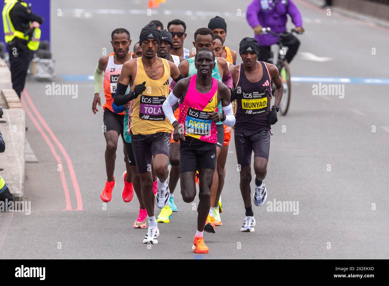 Alexander Mutiso Munyao, Tamirat Tola & leading group elite men ...