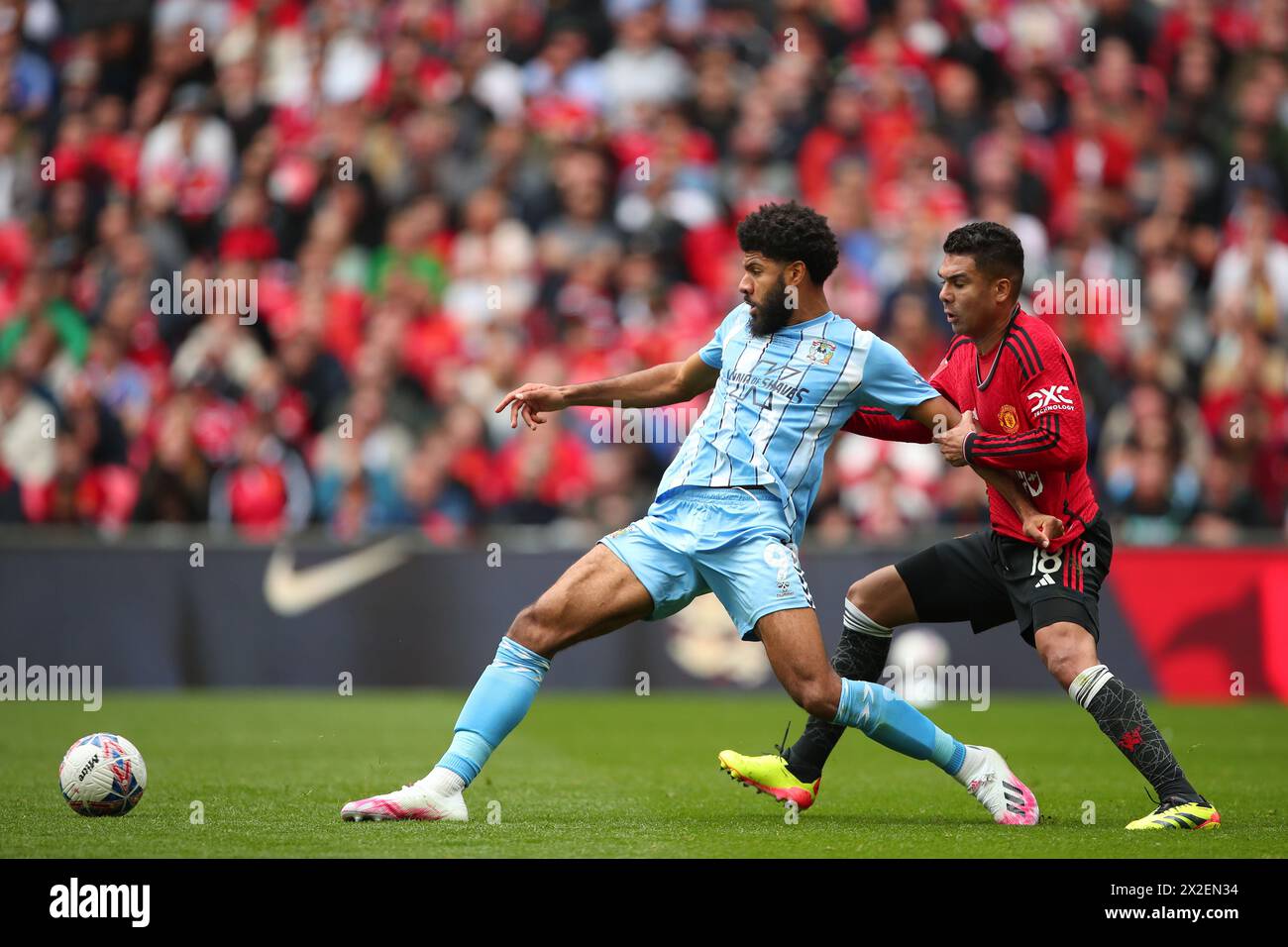 Ellis Simms of Coventry City and Casemiro of Manchester United ...