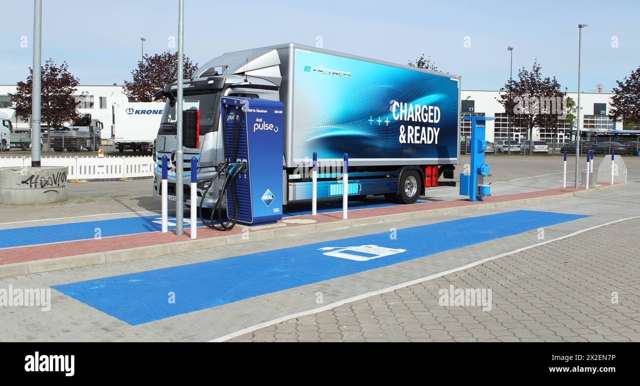 Eröffnung der neuen Lkw-E-Ladestation auf der Aral-Tankstelle an der Amandus-Stubbe-Straße 6 in ...
