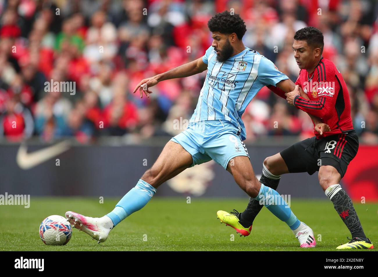 Ellis Simms of Coventry City and Casemiro of Manchester United ...