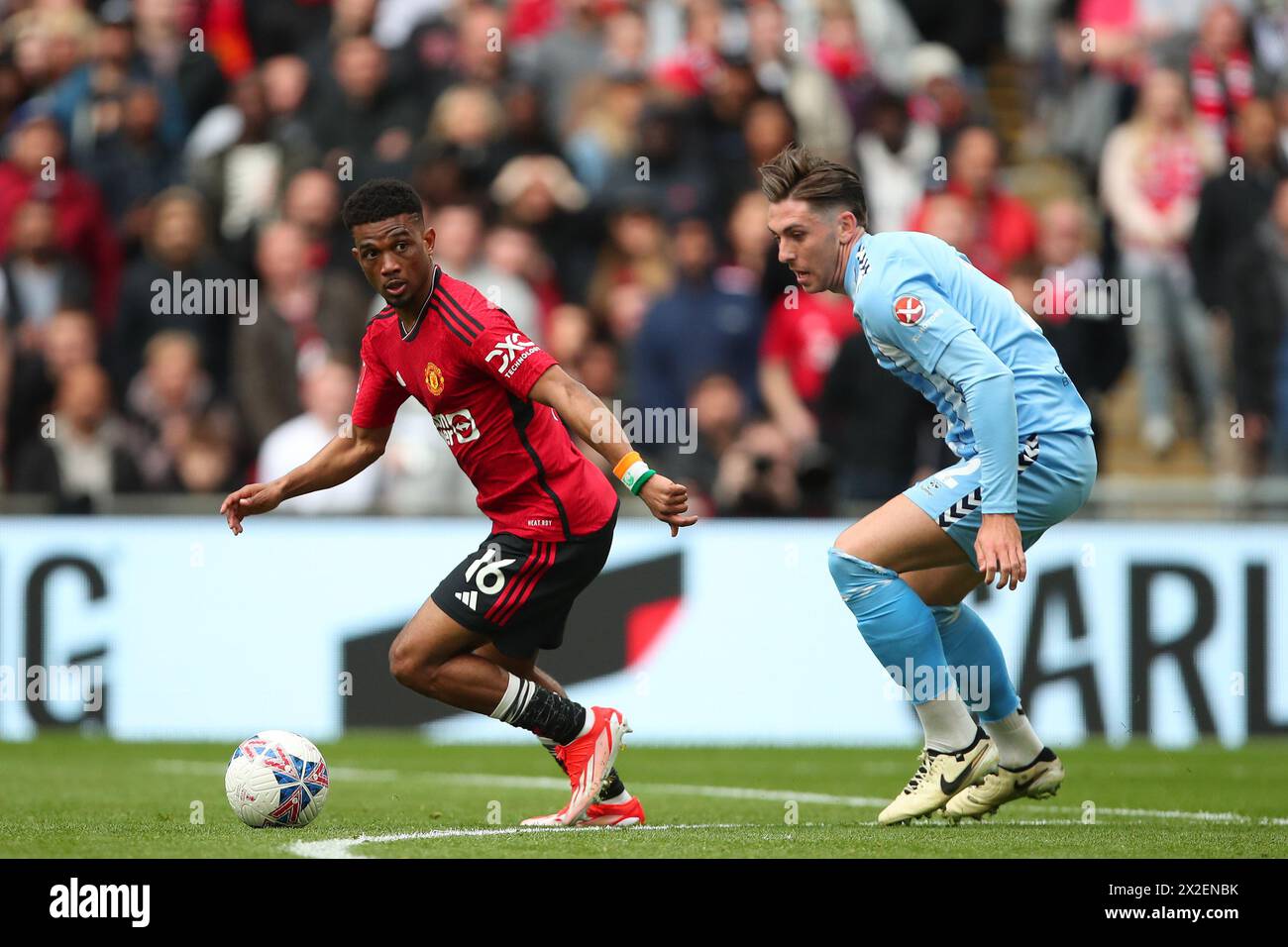 Amad Diallo of Manchester United and Luis Binks of Coventry City ...