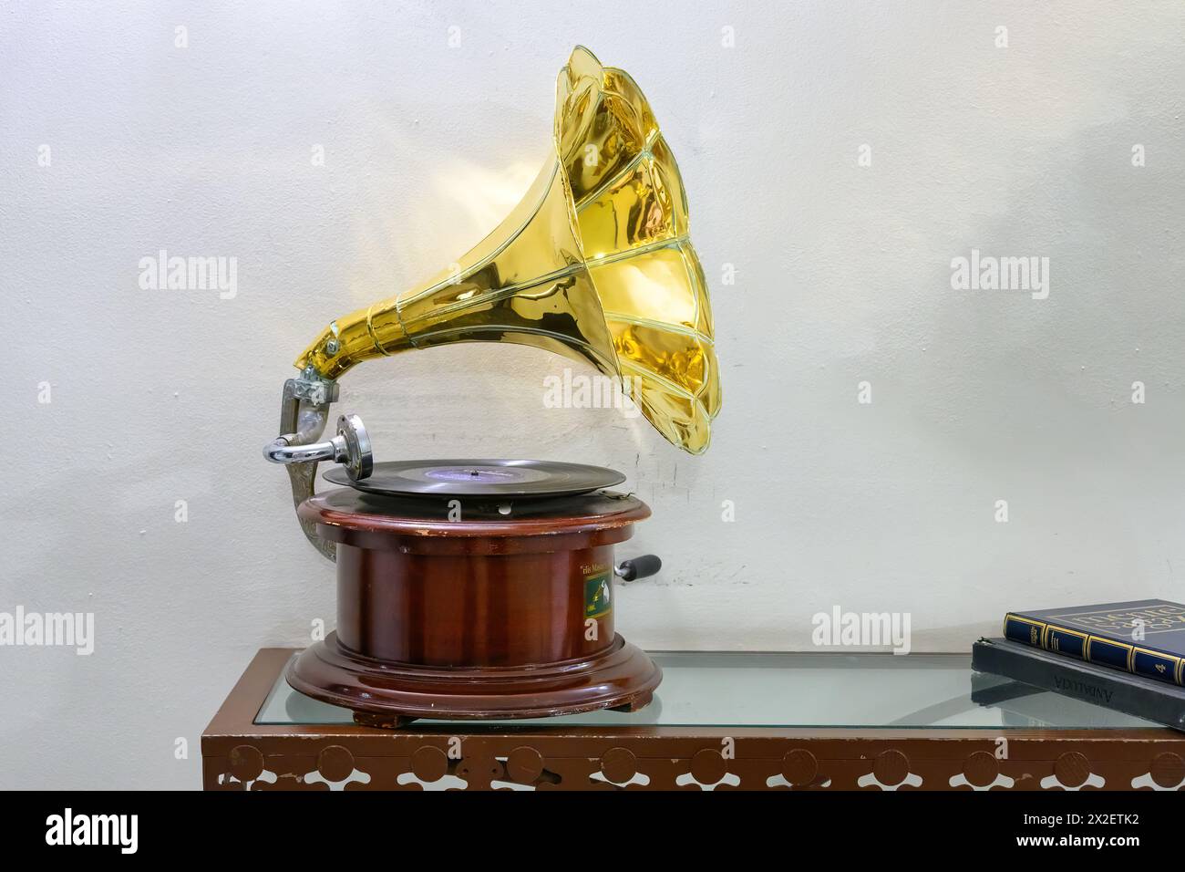 Victrola phonograph hi-res stock photography and images - Alamy