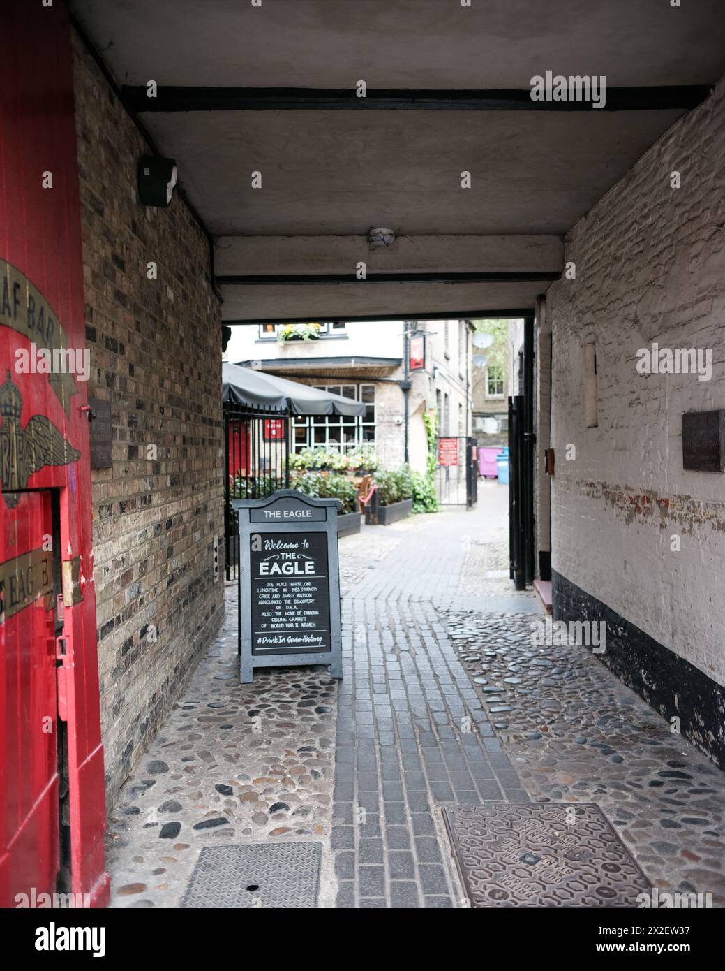 The Eagle, famous pub in Cambridge - Drinking and thinking hub where ...