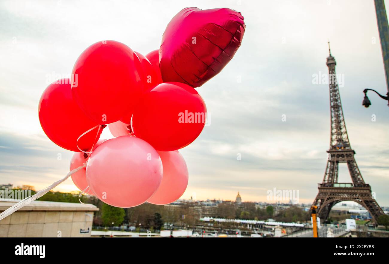 Paris romantic love balloons hi-res stock photography and images - Alamy