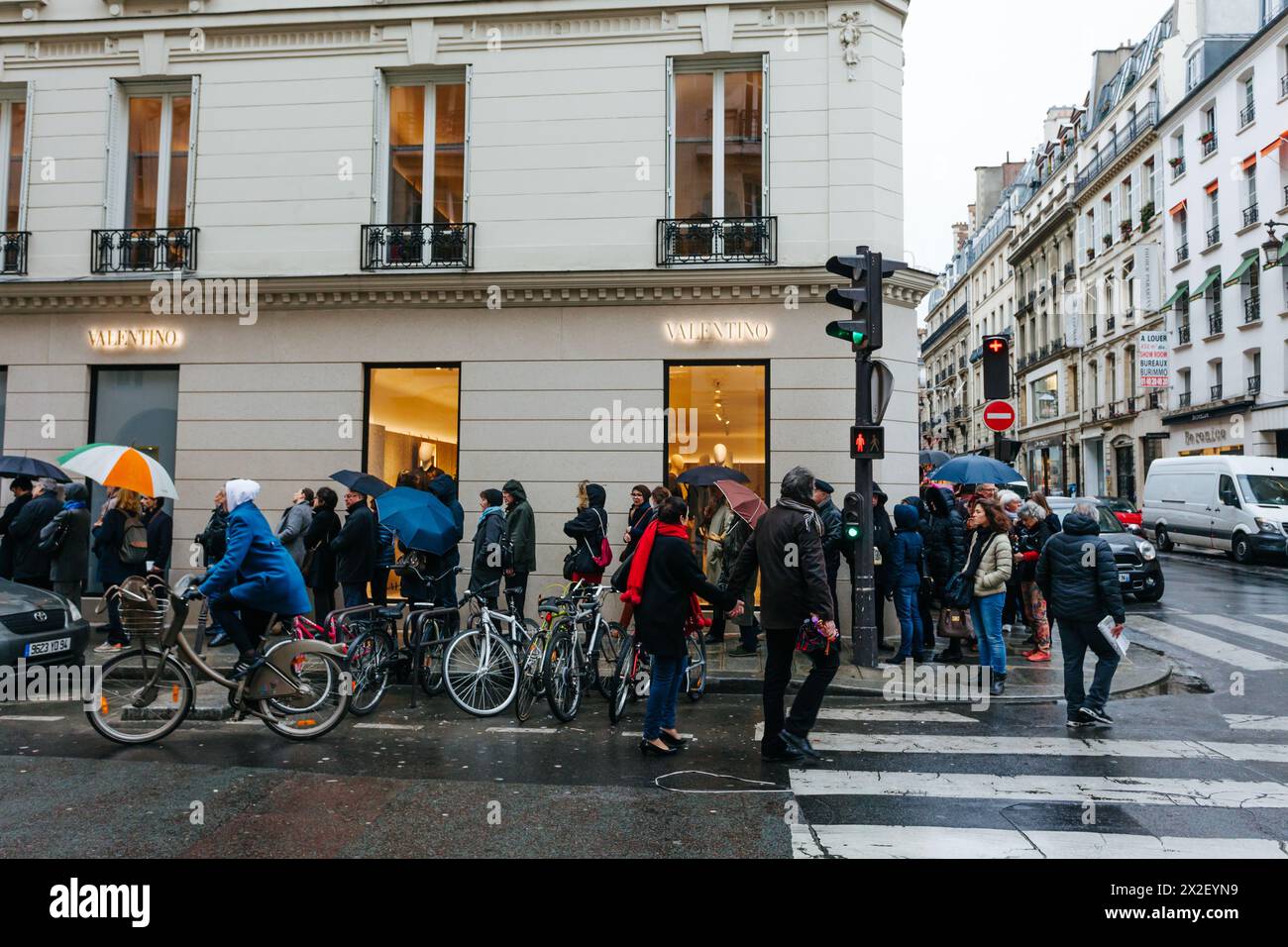 Paris waiting in line hi-res stock photography and images - Alamy