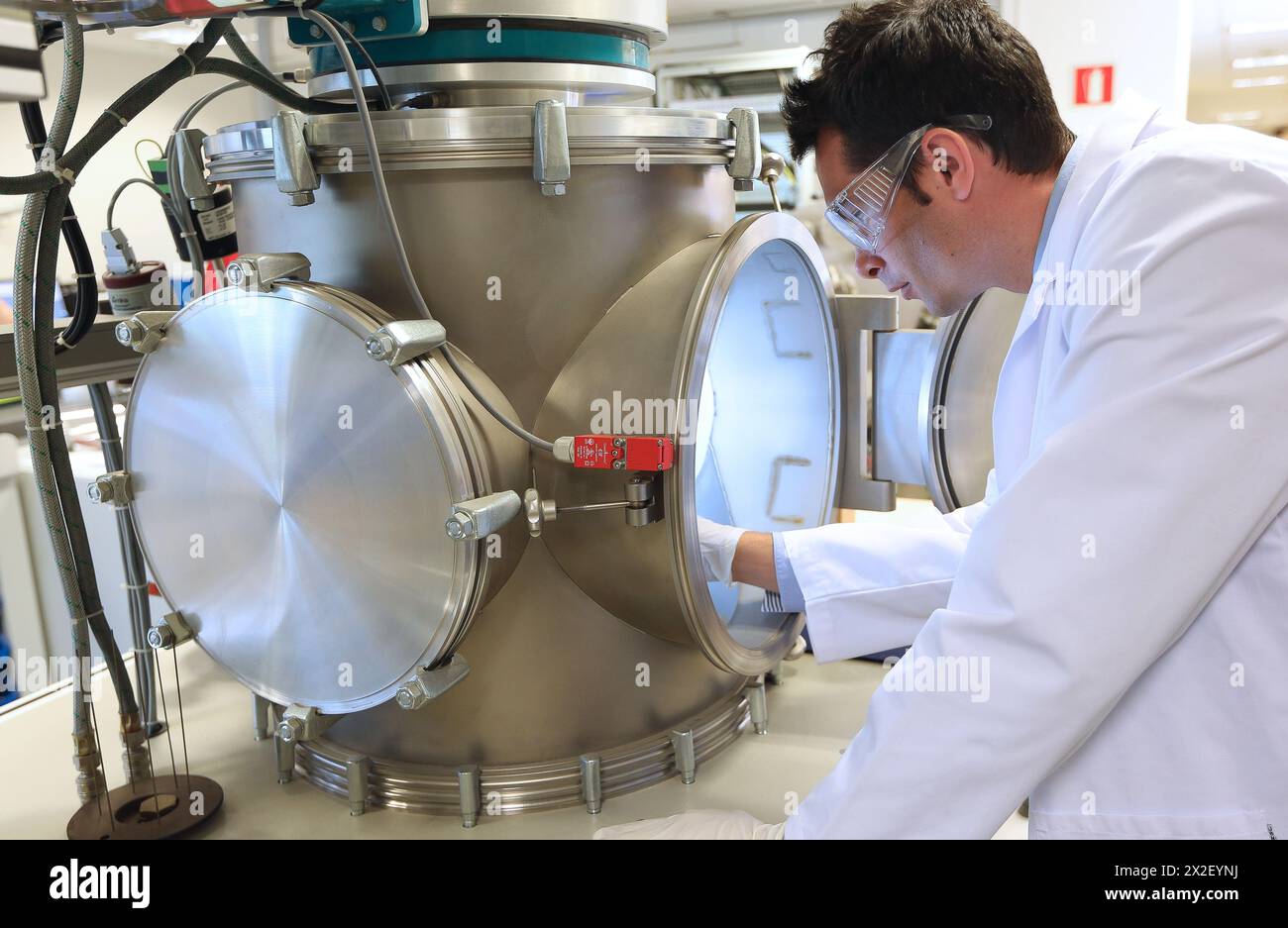 Vacuum chamber microwave plasma hi-res stock photography and images - Alamy