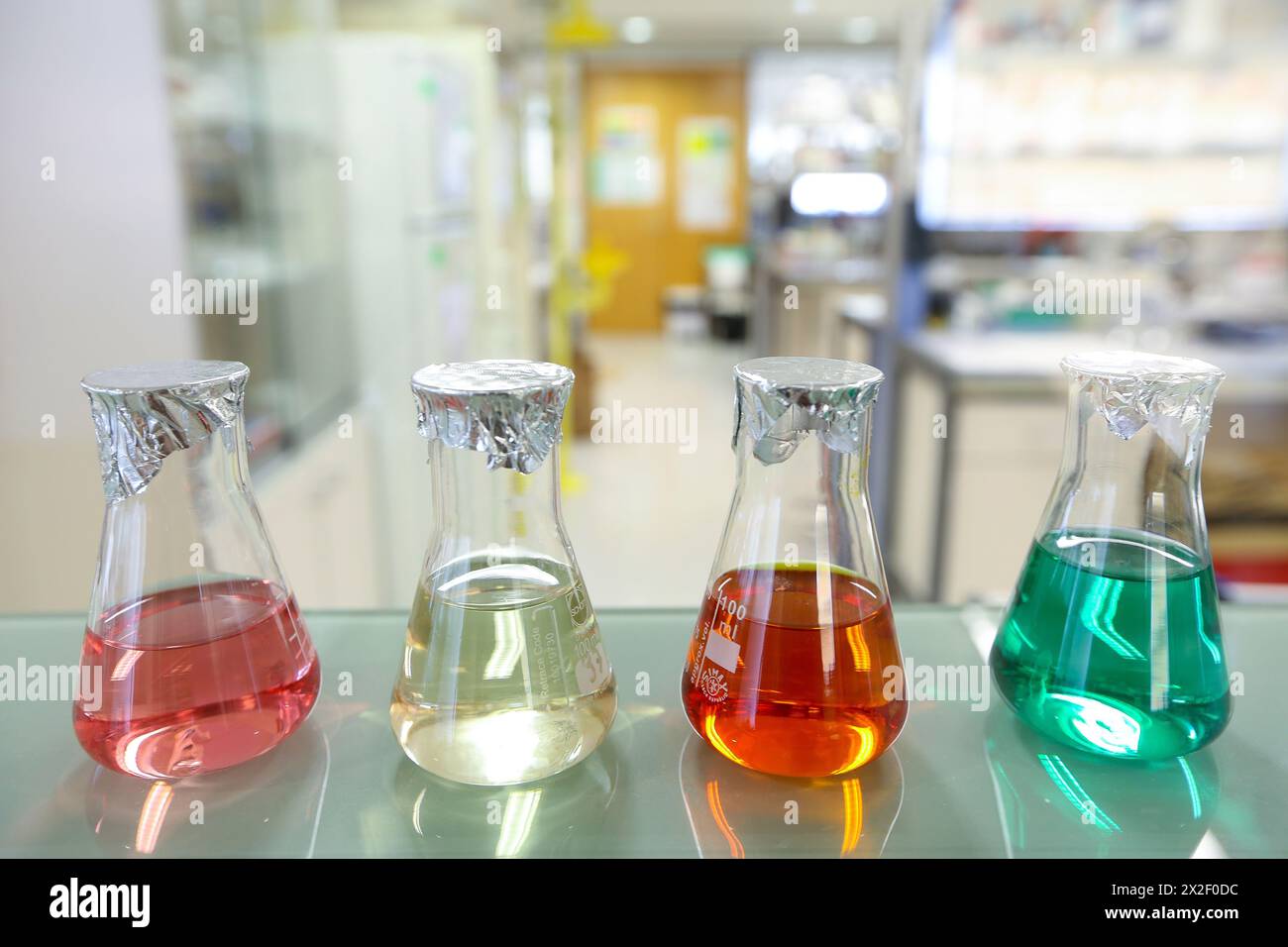 Microbiology lab hi-res stock photography and images - Alamy