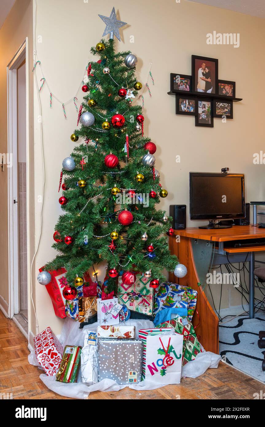 Present boxes hi-res stock photography and images - Alamy