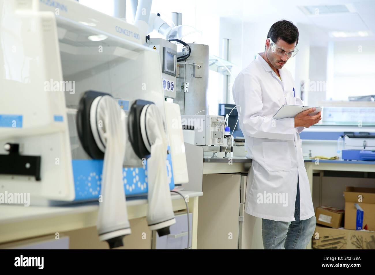 Researcher. Organic lab. Chemical Analysis Laboratory. Technological ...