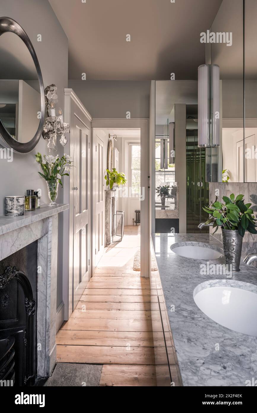 Ensuite bathroom hi-res stock photography and images - Alamy