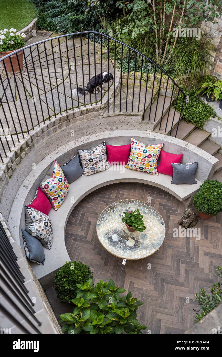 Private garden london seating hi-res stock photography and images - Alamy