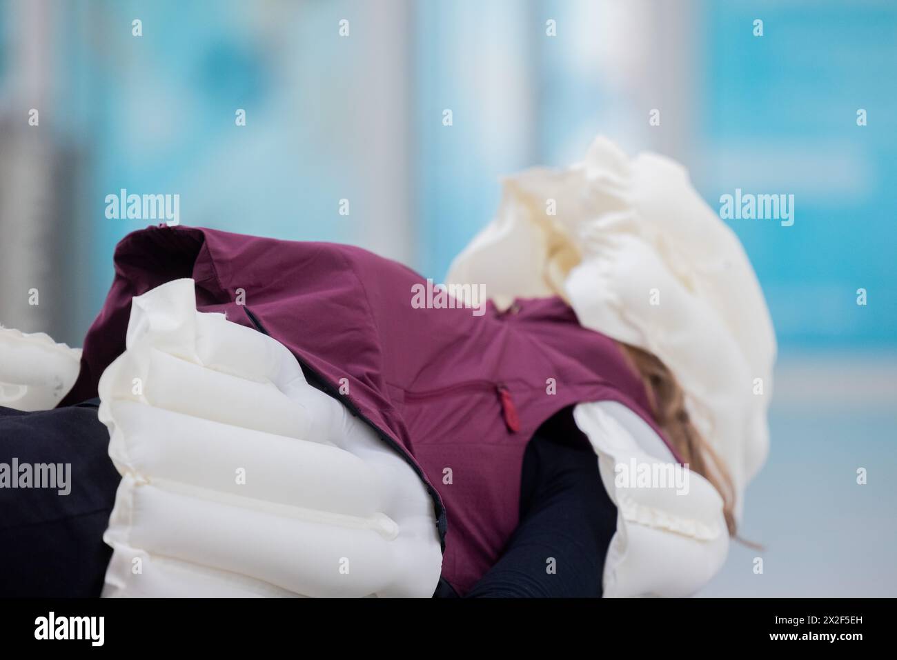 22 April 2024, North Rhine-Westphalia, Essen: An employee demonstrates ...