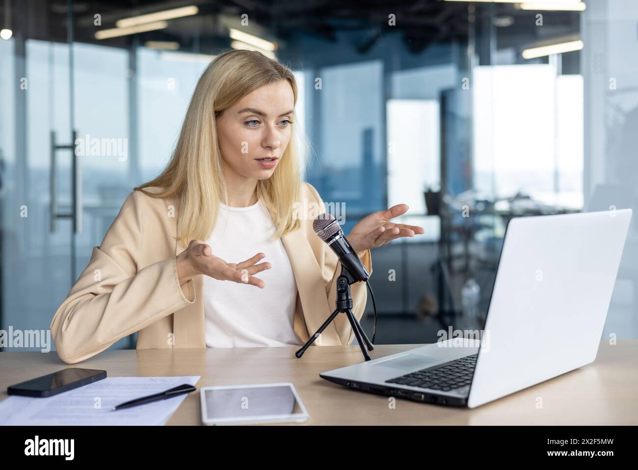 Clarity focused hi-res stock photography and images - Alamy