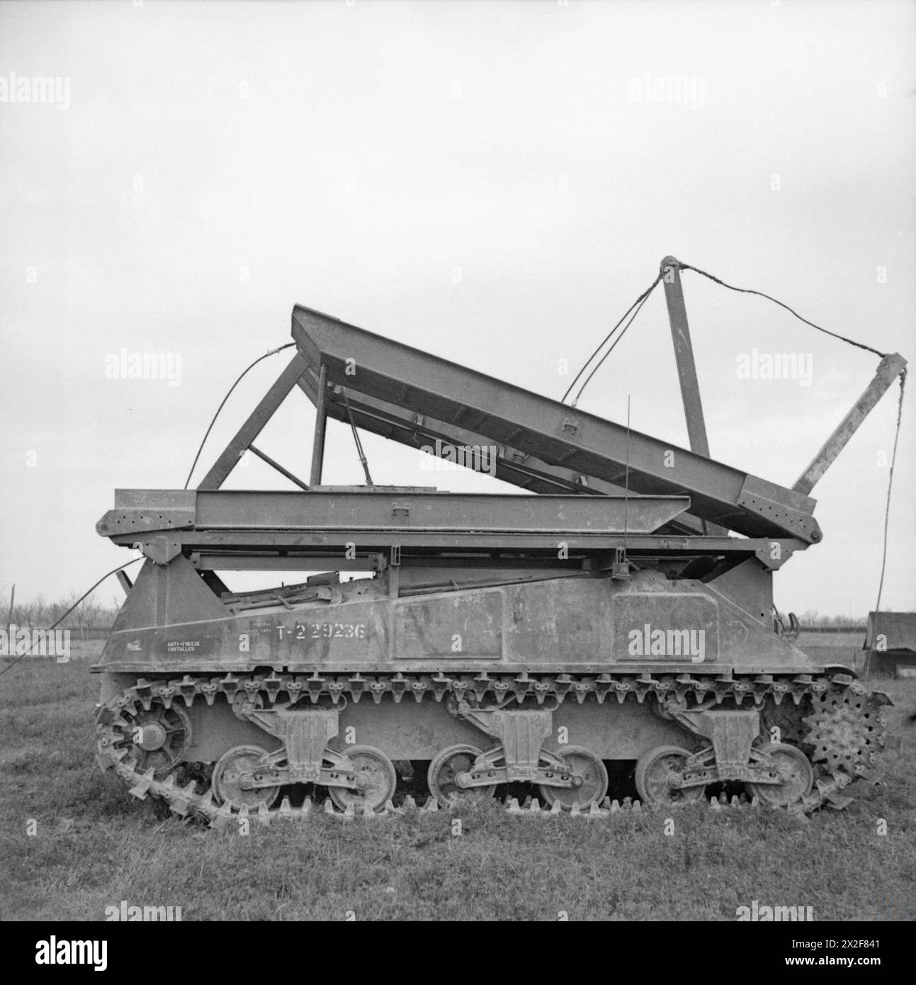 THE BRITISH ARMY IN ITALY 1945 - Sherman Twaby Ark bridging vehicle ...