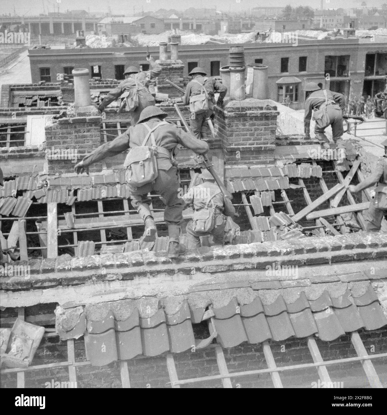 THE BRITISH ARMY IN THE UNITED KINGDOM 1939-45 - Soldiers clambering ...