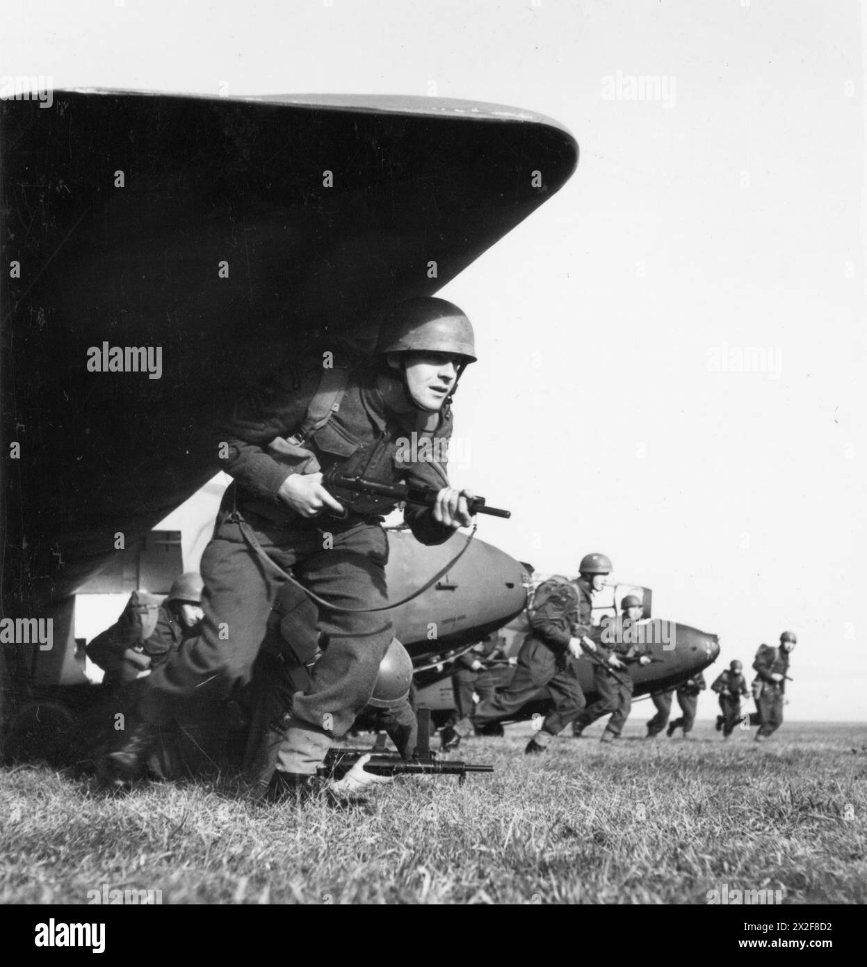 Parachute troops conduct glider hi-res stock photography and images - Alamy